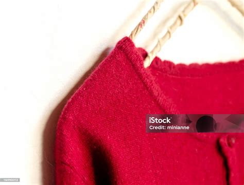 白い背景に服のハンガーに掛かる赤いカーディガン くつろぐのストックフォトや画像を多数ご用意 くつろぐ ぞうきん やわらか Istock