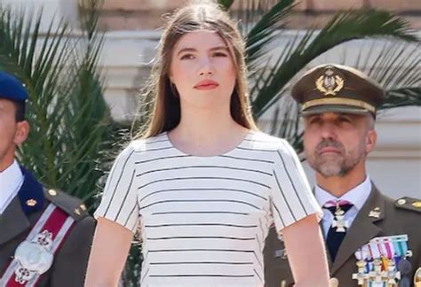 La infanta Sofía deslumbra con su estilo navy en el día clave para su
