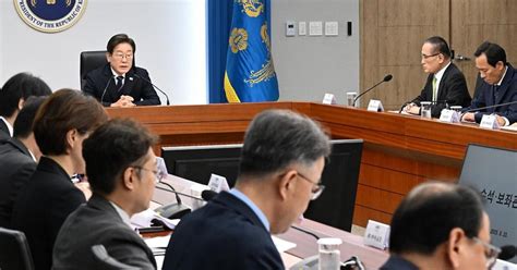 나토 불참 李 첫 수보회의 “추경에 유가 물가 대책 반영하라”