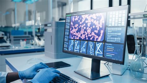 현대 의학 연구소 Dna 개념을 보여주는 컴퓨터에서 작업 하는 남성 과학자의 초상화 첨단 장비 생명 공학과학 연구소 및 의학