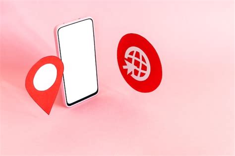 빈 흰색 화면이 있는 스마트 폰과 파스텔 배경의 지도 포인터 내비게이션 및 여행 개념 프리미엄 사진