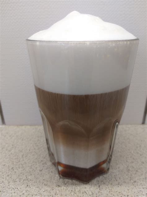 Domowa kawa Latte bez użycia ekspresu M w kuchni