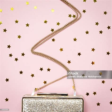 축제 저녁 골든 핑크에 스타 스프링으로 클러치 휴일과 축 하 배경입니다 럭셔리 액세서리와 파티 개념 가방에 대한 스톡 사진 및 기타 이미지 Istock