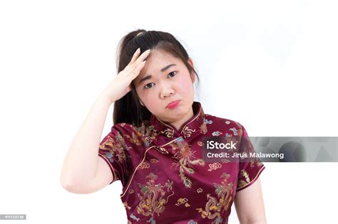 전통적인 중국 긴 복장 Cheongsam 검은 머리 아시아 여자의 손을 마 두통 걱정 문제 개념 나쁜 느낌에 걱정하는에 대한