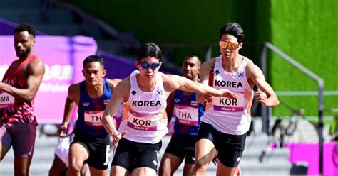 남자 육상 400m 계주 이재성 박원진 결선 향하는 폭풍 질주 사진