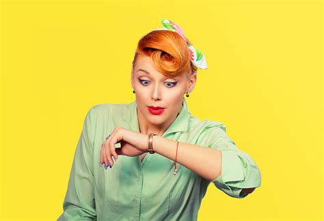 여자 집결에 늦게 되 고입니다 근접 촬영 세로 얼굴만 보기 강조 젊은 매력적인 아름 다운 실업 여자 여자 레트로 핀 업 활 머리