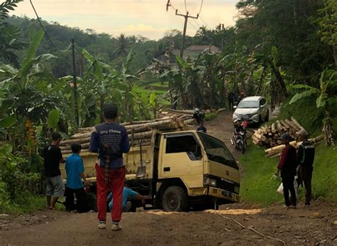 Akibat Jalan Rusak Truk Pengangkut Kayu Nyaris Terguling Di Tanjakan