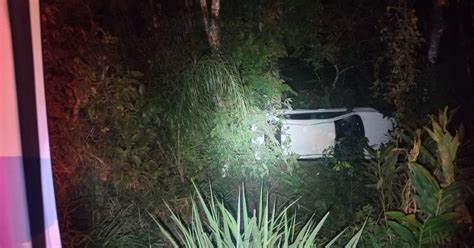 Carro Sai Da Pista E Capota Na Rodovia Ivo Silveira Em Brusque
