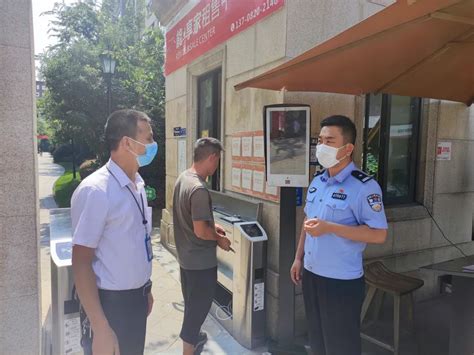 驾驶员行车途中突感身体不适，民警紧急出手救助