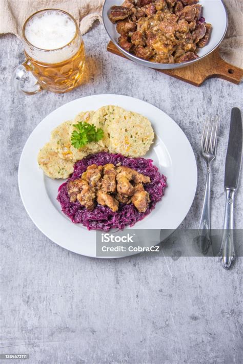 수제 빵 만두 레드 양배추와 콘크리트 질감 배경에 맥주와 전형적인 체코 국가 식사 만두와 소금에 절인 양배추와 구운 돼지 고기 맨 위 보기입니다 세로 사진 고기에 대한 스톡