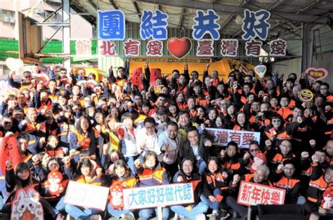 感謝清潔隊員春節服務不打烊 侯友宜慰勞贈福袋、橘子祝平安吉利 台北郵報 The Taipei Post