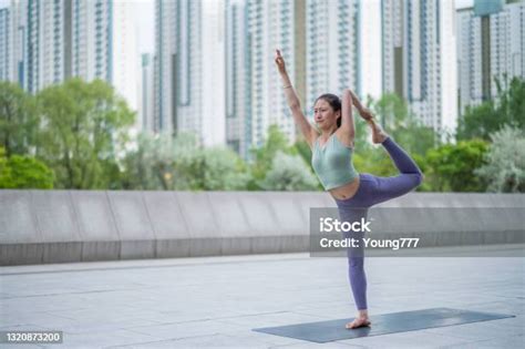 젊은 아시아 여자 연습 요가 에 이 도시 공공 광장 20 29세에 대한 스톡 사진 및 기타 이미지 20 29세 가냘픈