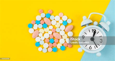 흰색 알람 시계와 노란색 배경에 많은 약물 적시에 약을 복용하는 개념 시간에 대한 스톡 사진 및 기타 이미지 시간 처방 의약품 처방전 문서 Istock