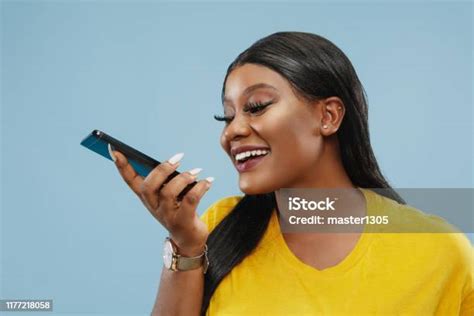 파란 배경에 아프리카계 미국인 젊은 여성의 반 길이 초상화 개념에 대한 스톡 사진 및 기타 이미지 개념 광고 귀여운 Istock