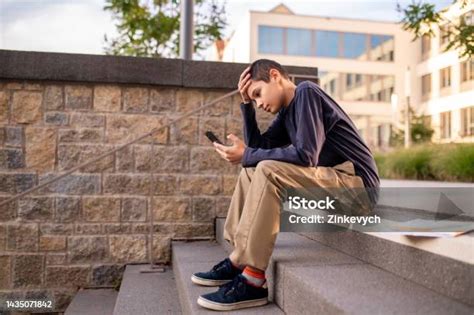 그의 스마트 폰에서 나쁜 소식을 읽는 사춘기를 화나게합니다 소셜 네트워킹에 대한 스톡 사진 및 기타 이미지 소셜 네트워킹 십대 소년 슬픔 Istock