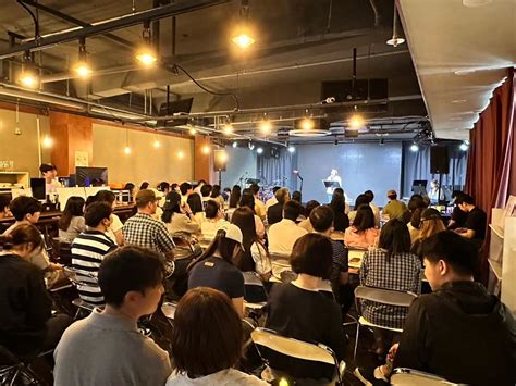 라이트하우스 홍대 첫번째 예배를 시작했습니다 첫 예배라서 방문자들과 손님들이 있긴 했지만 예배당이 꽉찬걸 보니 제 마음도