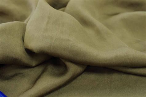 シルクサテン風のブラウス生地 シルバーベージュ Nuno Mittel