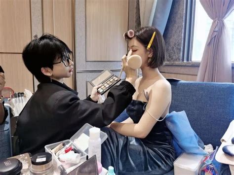 美容师和化妆师哪个好就业 知乎