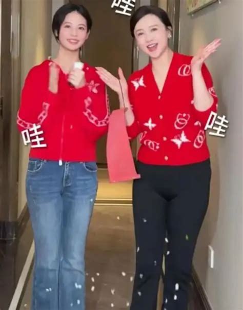 翁虹与女儿贴春联迎新春，17岁水晶颜值养眼长腿抢镜，与妈妈同框似姐妹花