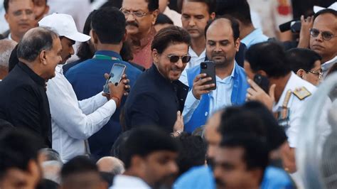 Viral Video Shah Rukh Khans Looks Dapper At Pm Narendra Modis Oath