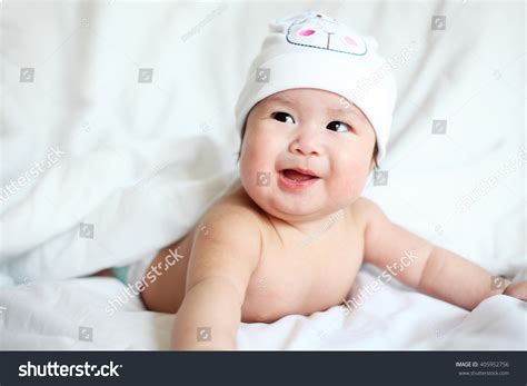 Newborn Baby Cow Hat Lying Down库存照片405952756 Shutterstock