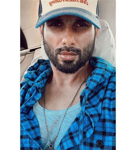 في الصوره الممثل الهندي شاهيد كابور 2023