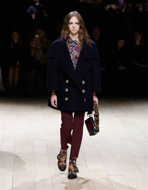 Burberry Aposta Em Inverno 2017 Brilhante E Perfume Grunge
