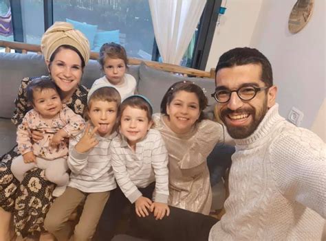 ‫חנן בן ארי אשתו ו 5 ילדיו מאחלים חג שמח תרבות ובידור Ynet Facebook‬