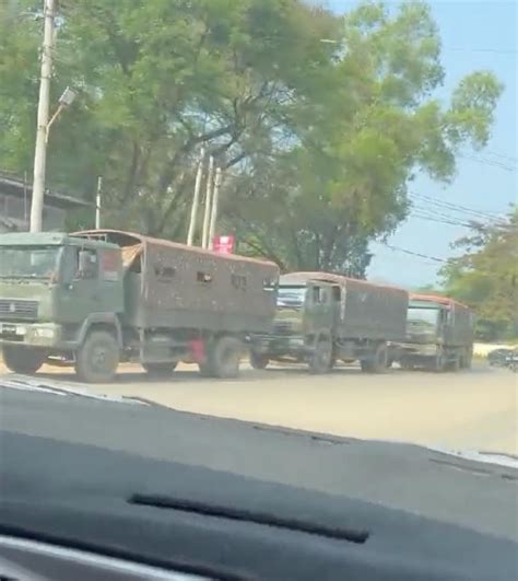 Mizzima ဓာတ်ပုံ − လားရှိုးမြို့သို့ ဧပြီလ ၂၂ ရက်တွင် ဝင်ရောက်လာသည့် စစ်ကောင်စီတပ် ယာဉ်တန်း