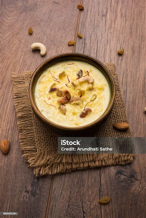 인도에서 쌀 푸딩 또는 Kheer Firnee 라고도 불린다 그릇에 제공 됩니다 선택적 초점 키르에 대한 스톡 사진 및 기타