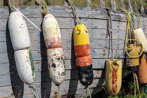 부 표는 오래 된 풍 화 버려진된 낚시의 측면에서 매달려 호머 침을 알래스카에는 폐 차장에서 보트 0명에 대한 스톡 사진 및