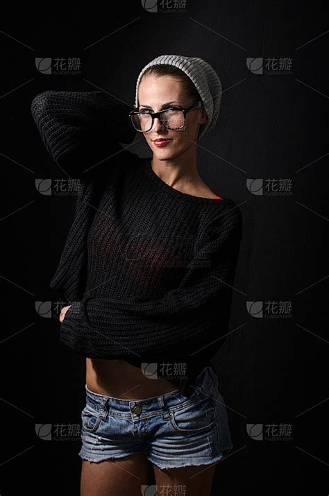 漂亮的年轻时髦的女孩