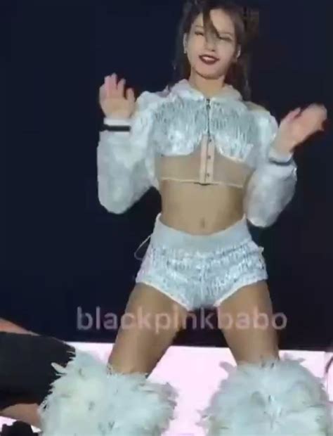 ฮือฮาทั่วโลก ลิซ่า Blackpink กับชุดแบรนด์ไทยบนเวทีคอนเสิร์ตที่