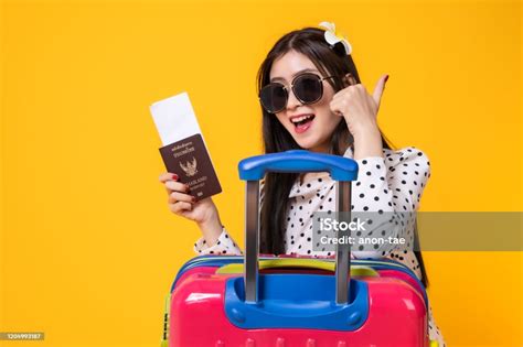 여름 캐주얼 옷에 관광 여성 아시아 미소 여자 노란색 배경으로 여행하는 승객 아시아 여자 가 에 여름 휴가 여행 재미 가방에 대한 스톡 사진 및 기타 이미지 Istock