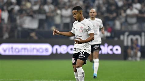 Corinthians Anuncia A Venda De 50 Do Passe Do Atacante Pedro De 17