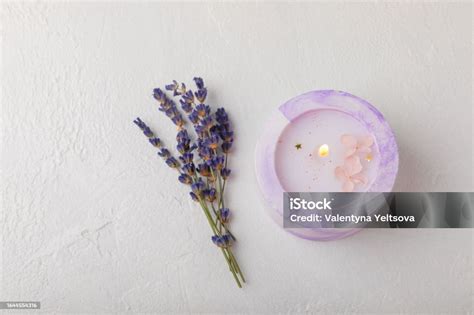 촛불라벤더 향기가 나는 라일락 냄비에 흰색 간장 양초 흰색 질감 배경에 촛불 텍스트를 위한 위치입니다 복사 장소 쾌적한 향기가 나는 스파 양초 아로마 테라피와 휴식 0명에