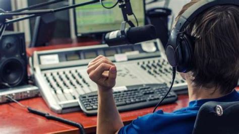 Contoh Naskah Penyiar Radio