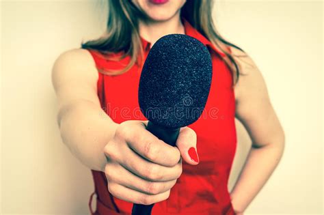 Reportero De Sexo Femenino Con El Micrófono Negro Que Hace Entrevista