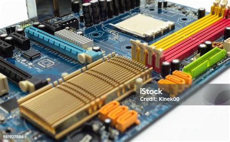 보이는 Pci 익스프레스 커넥터 슬롯 방열판 메모리 슬롯 파란색에서 Cpu 소켓 마더보드 0명에 대한 스톡 사진 및 기타 이미지