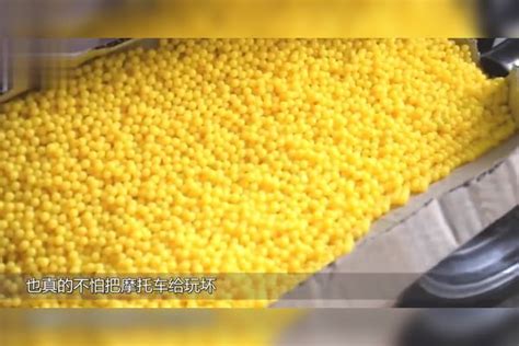 将10万颗bb弹倒入排气管中，一把油门下去，场面有点意思 油门 场面 意思