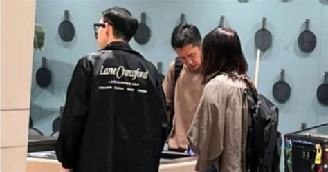 才剛平息婚外情傳聞！梁朝偉又被拍到與神秘女伴逛街 察覺路人在看秒戴口罩 娛樂 Ctwant
