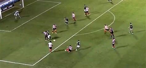 E o VAR Palmeiras reclama de pênalti em Raphael Veiga contra o