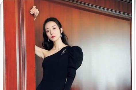 35岁韩雪终于穿短裙了 腿还是那么的细 网友 只有18岁吧