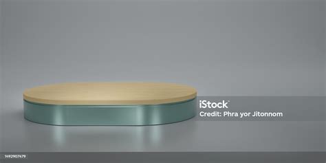 스튜디오 배경에 나무 타원형 받침대 또는 연단이 있는 반짝이는 녹색 녹색 금속 타원형 제품을 보여주기 위한 빈 디스플레이 또는 클린룸 복사 공간 쇼케이스를 위한 미니멀리스트
