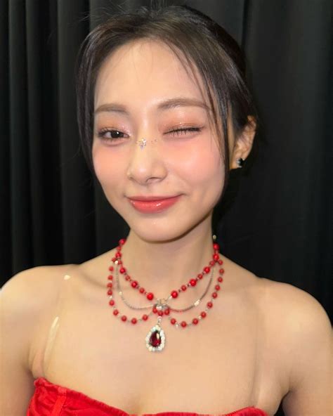 周子瑜難得性感 長靴配短裙露出「絕對領域」一踎低幾乎走光 Lihkg 討論區
