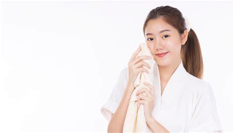 아름다움 화장품 건강 치료 스킨 케어 및 스파 개념 흰색 수건을 사용하여 아시아 젊은 여성은 깨끗한 자신의 얼굴 맑은 신선한 피부를 사용합니다 고립 된 흰색 배경 에 피부