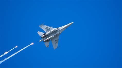 碧蓝天空 歼16战斗机 飞行表演 4k壁纸3840x2160 4k军事高清壁纸 典雅壁纸