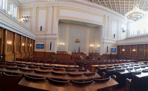 Работата на парламента е блокирана поради липса на кворум