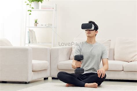 Vr 안경을 쓰고 아령을 들어 올리는 남성 사진 무료 다운로드 Lovepik