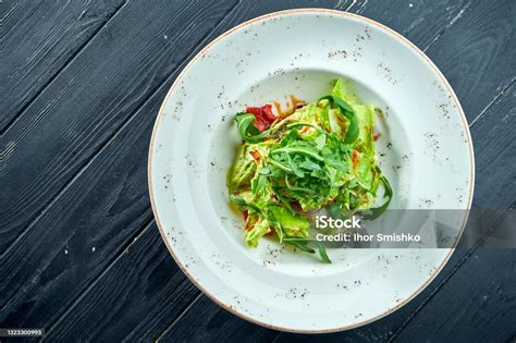 식욕을 돋우는 식이 샐러드와 아루굴라 소스 양상추 따뜻한 쇠고기를 어두운 나무 배경에 흰색 접시에 넣습니다 건강한 음식 굽기에 대한 스톡 사진 및 기타 이미지 Istock